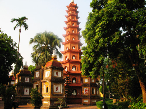 The oldest Tran Quoc Pagoda in Hanoi - Experience elegant Hanoi | Hanoi travel guide